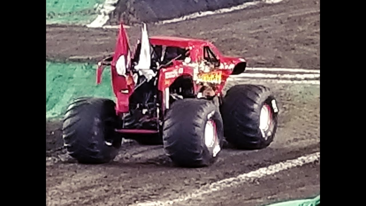 Monster Jam Slinger Freestyle Run - YouTube