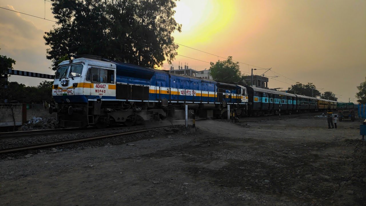 GOA EXPRESS at Phursungi on Pune Miraj Line - YouTube