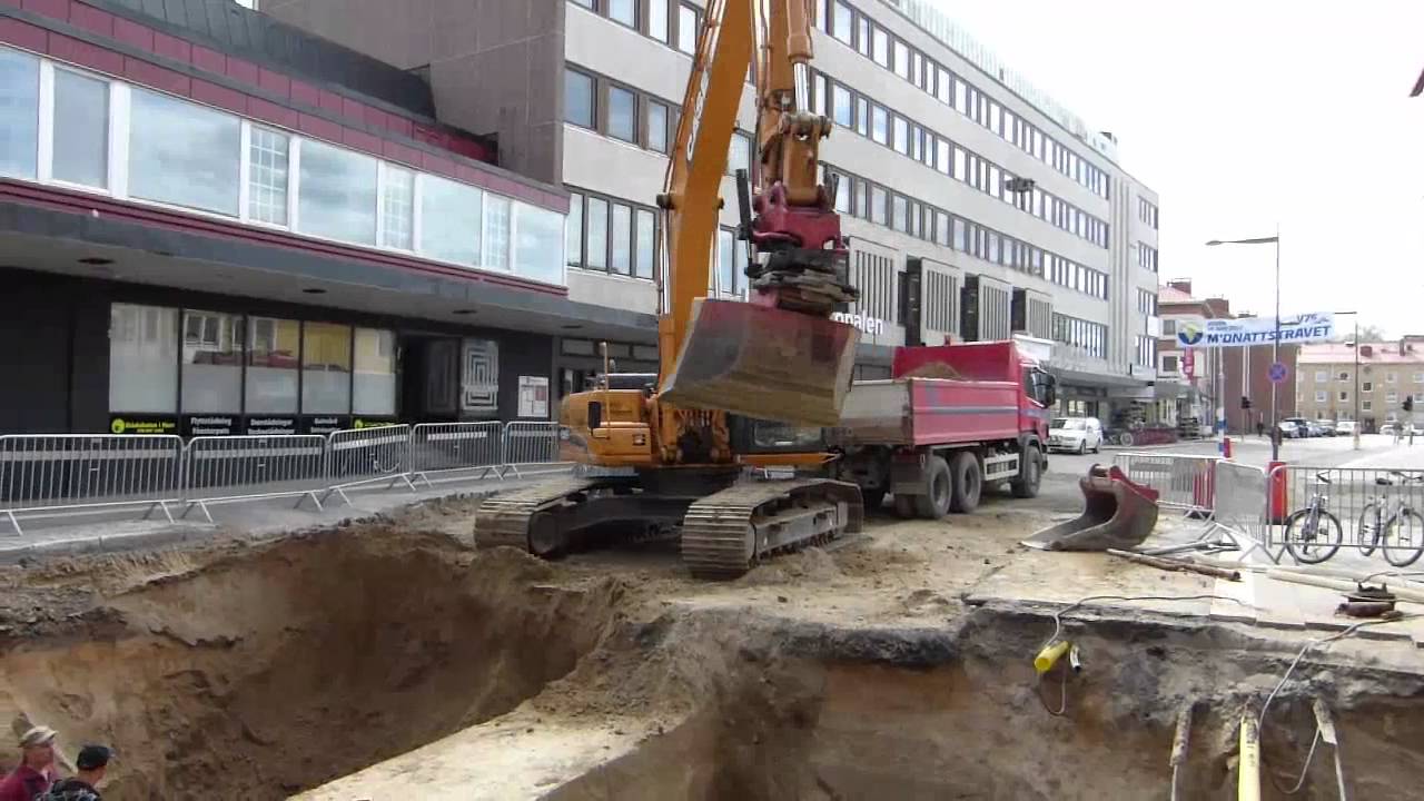 CASE CX240 with tiltrotator loading Scania truck - YouTube