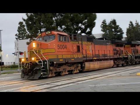 BNSF #5004 Passing By Los Nietos Crossing - YouTube