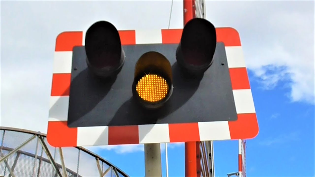 (Bells) Wokingham Level Crossing, Berkshire - YouTube