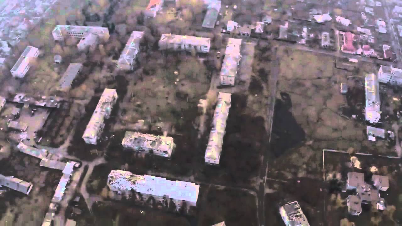 Prelet drona ponad vojnou zničené Pisky na Ukraine - YouTube