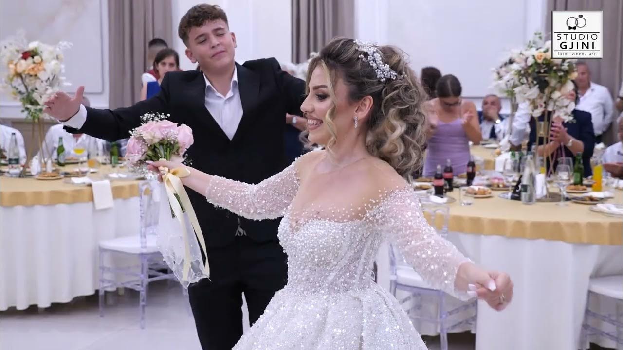 Sa Bukur Nusja Hyn me Vellezrit ne Dasem - YouTube