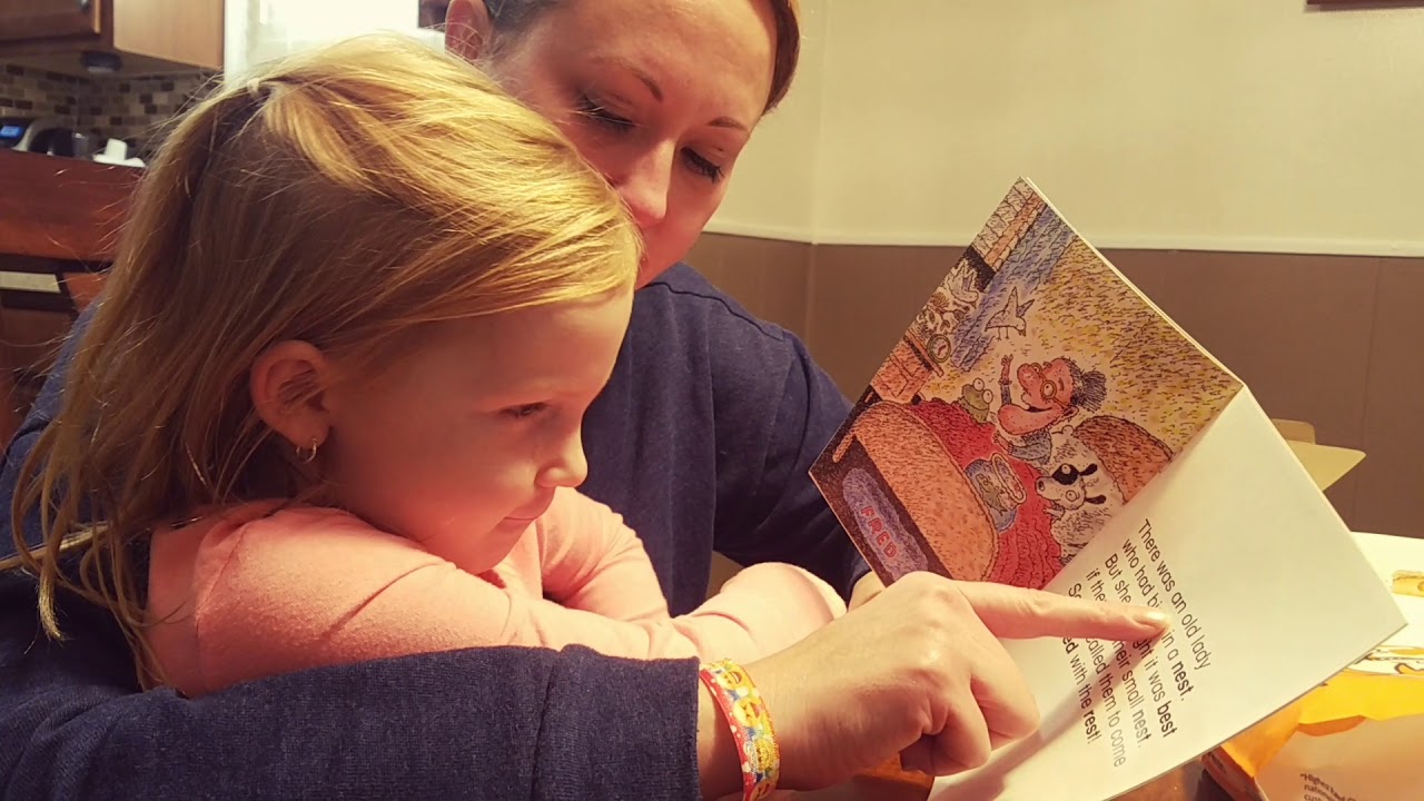 Hanna reads with mom - YouTube