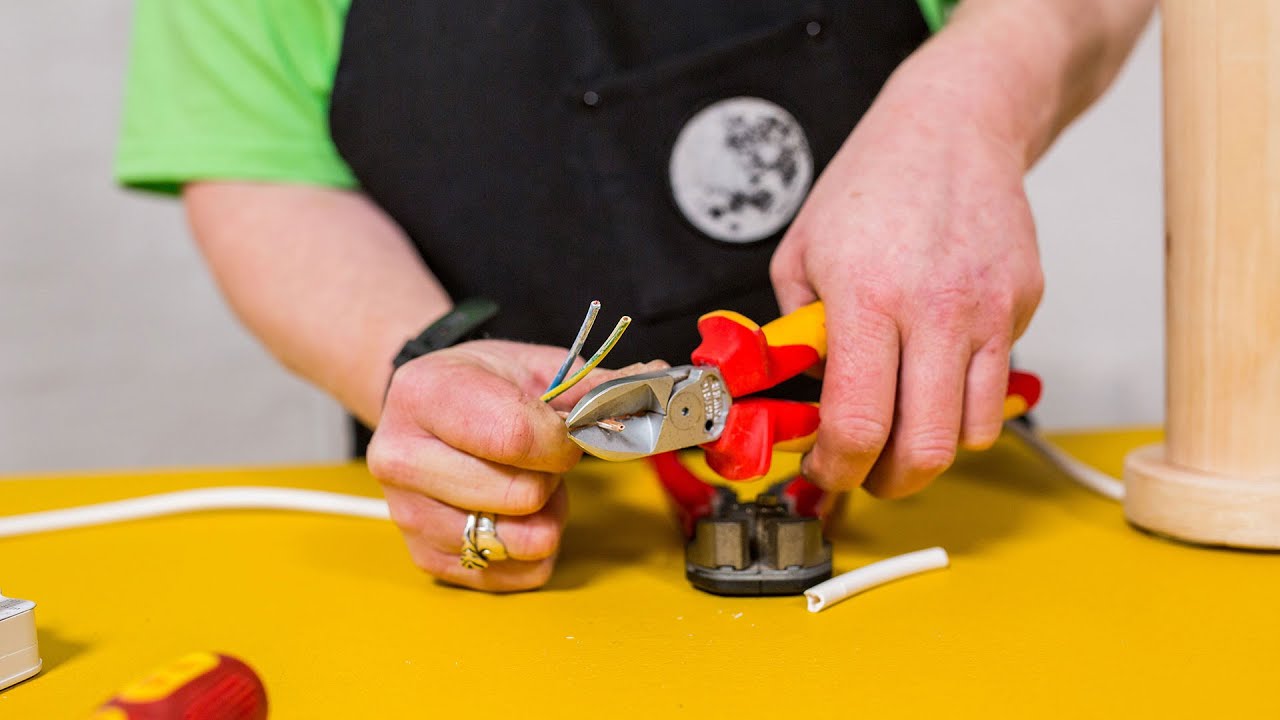 Power Tools: How to wire a plug - YouTube