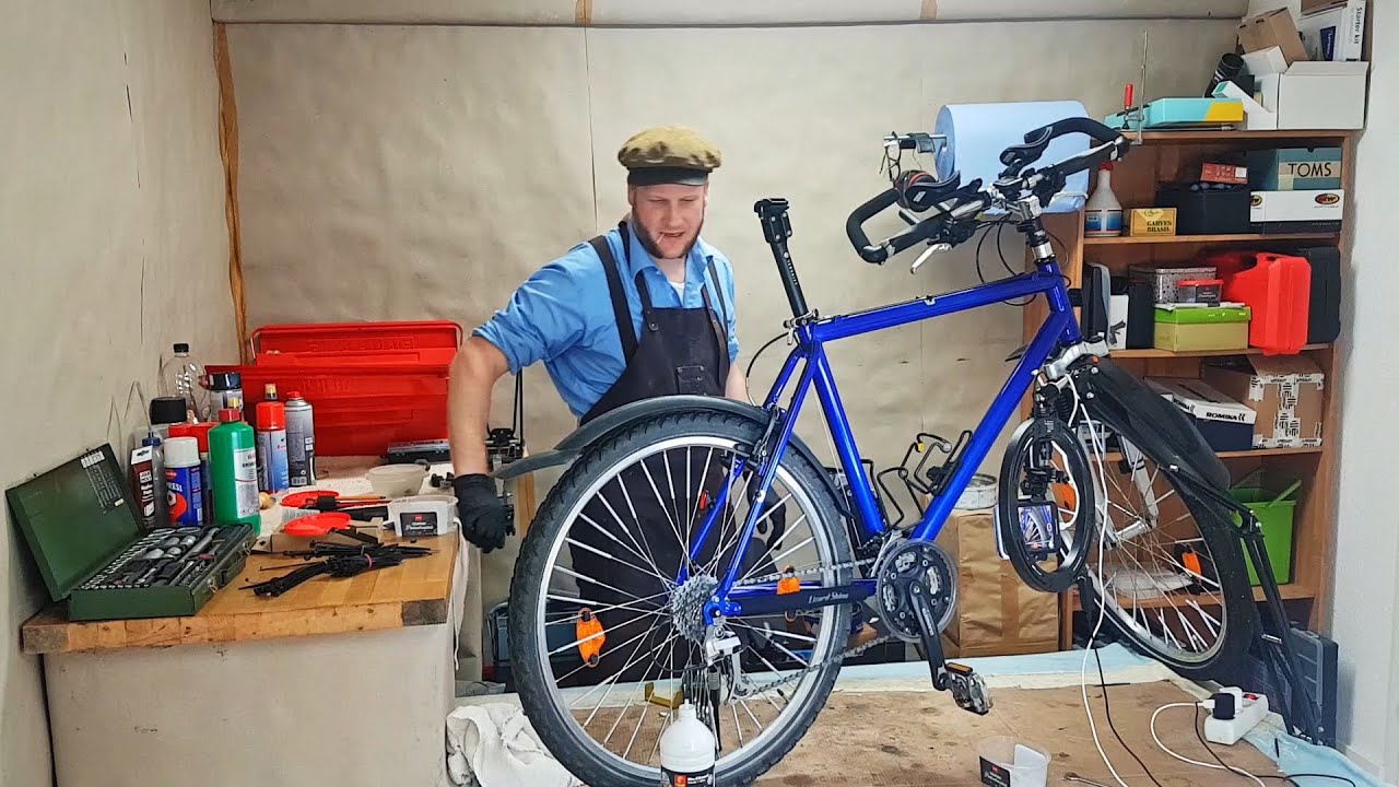 Full restoration of a 90s mountain bike, turning it into a touring bike ...