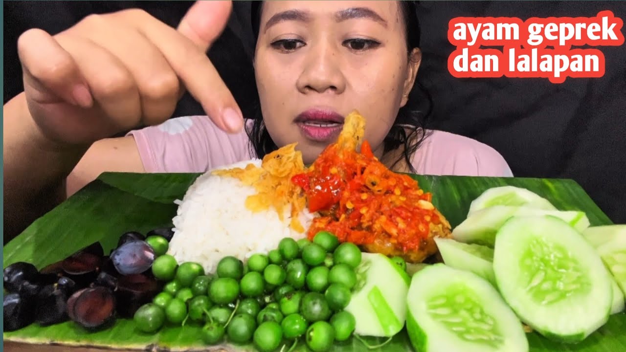 AYAM GEPREK DAN lALAPAN LEUNCA KABAU JULANG JALING TIMUN - YouTube