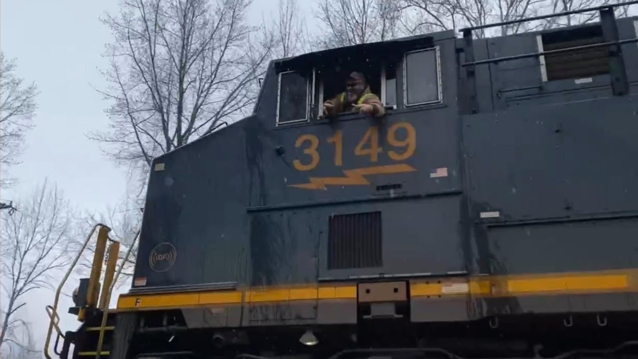 CSX B218, C758, and M652 bring big smiles and big waves! - YouTube