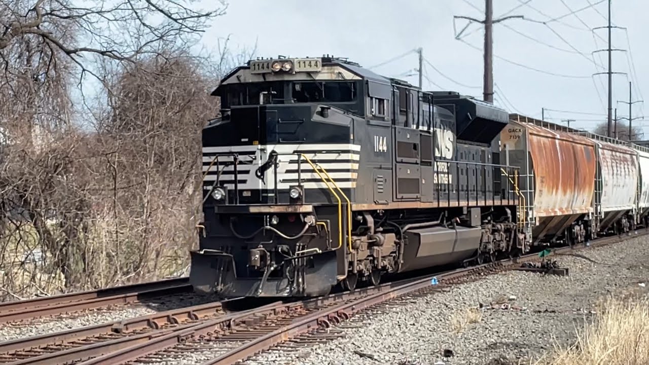 Train meet - YouTube
