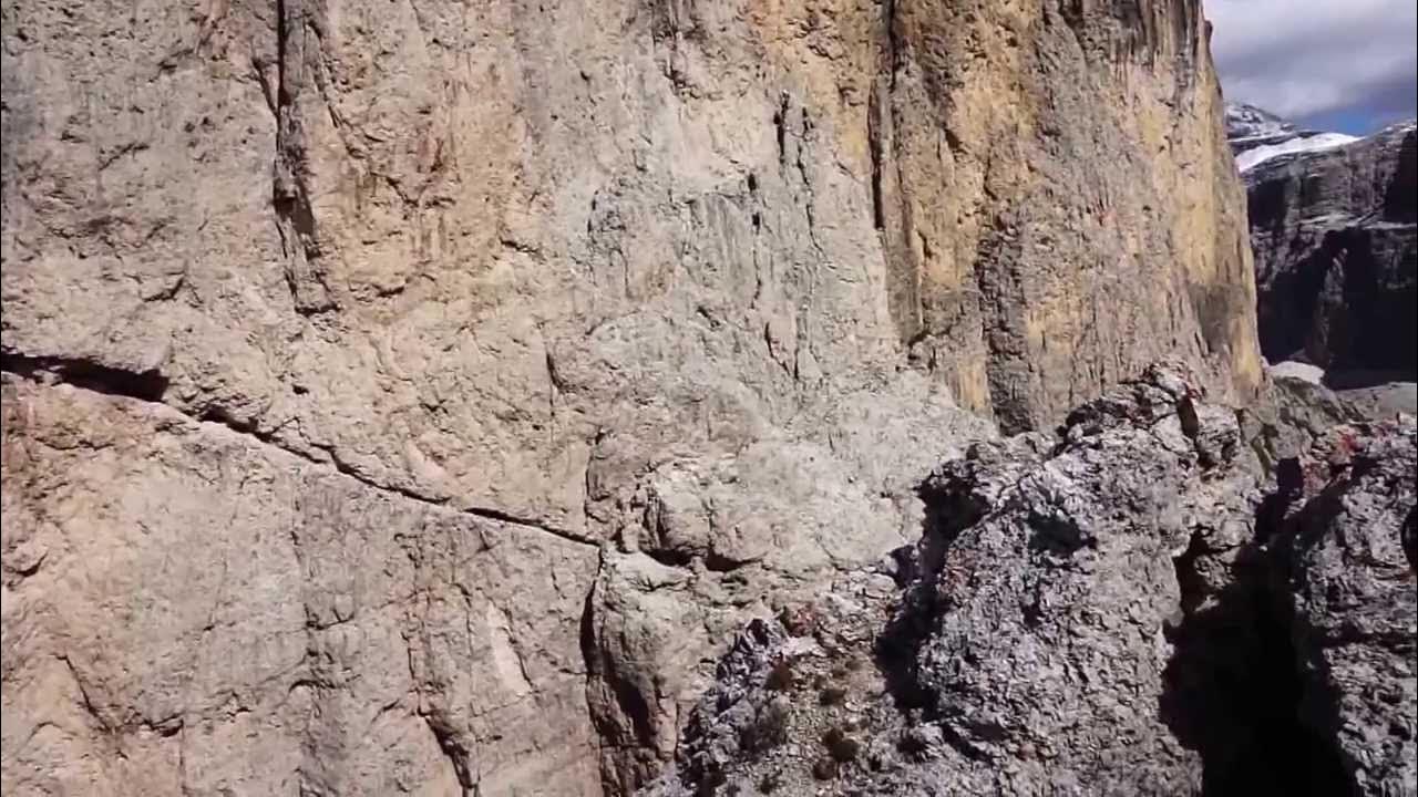 Sulla prima torre del Sella dopo la via spigolo Steger - YouTube