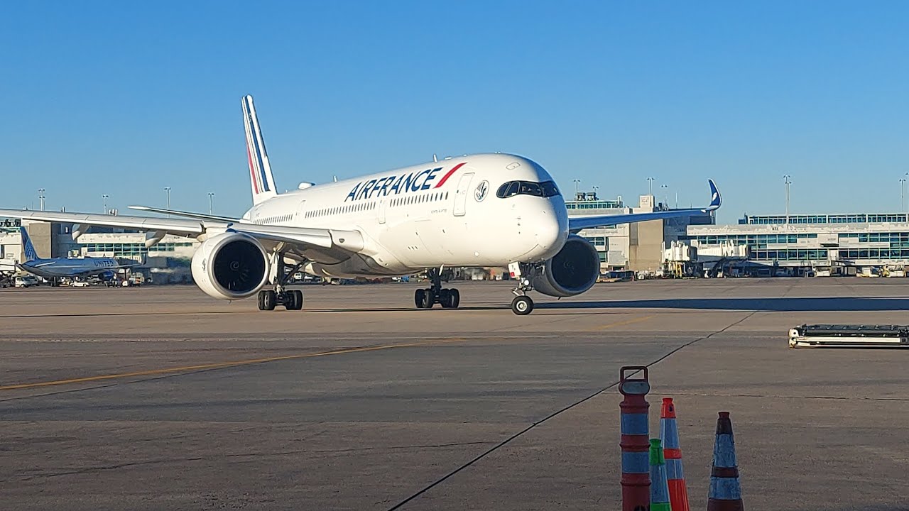 Dope aviation action from the tarmac! - YouTube