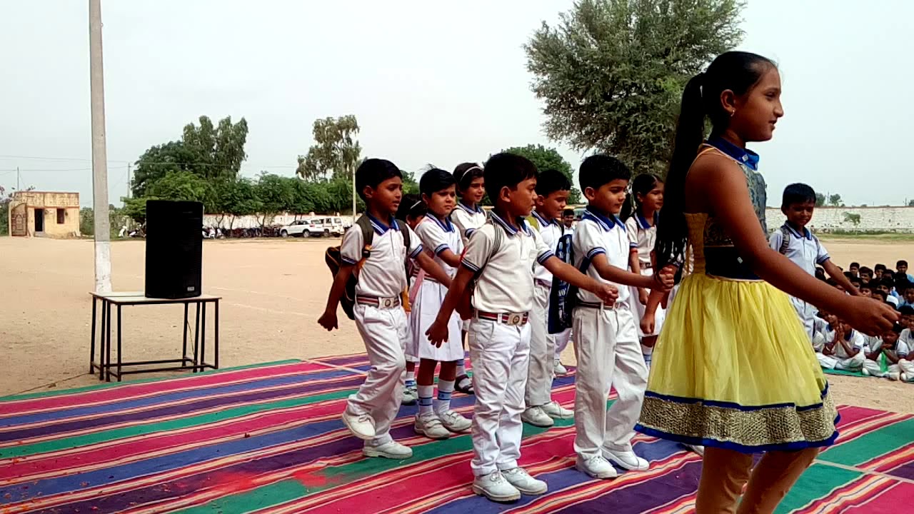 school chale ham dance performance by Mridwika & group - YouTube