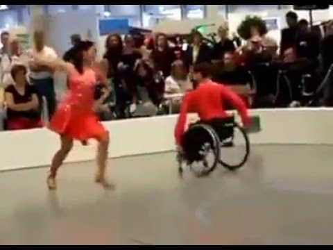 Tekerlekli Sandalyeli Gencin Müthiş Dans Performansı