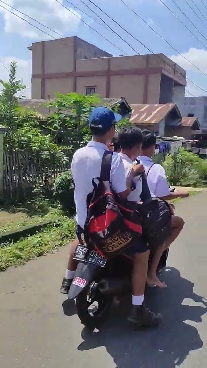 VIRAL ⁉️ Anak SMP Pulang Sekolah Bonceng 4 Tanpa Menggunakan Helm #shortsviral #shorts - YouTube