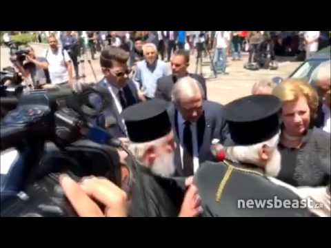 Newsbeast.gr - Στη Μητρόπολη ο τέως βασιλιάς - YouTube