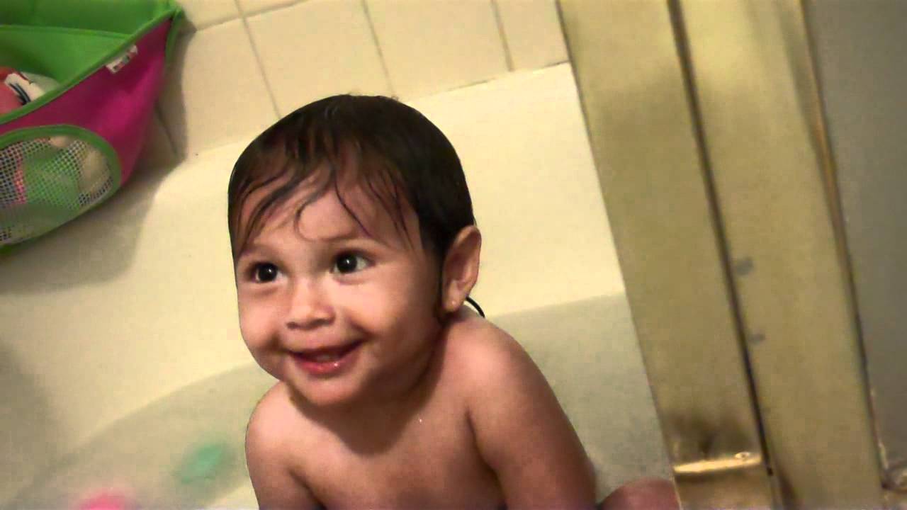 Alyssa Sandoval sings happy birthday to mommy - YouTube