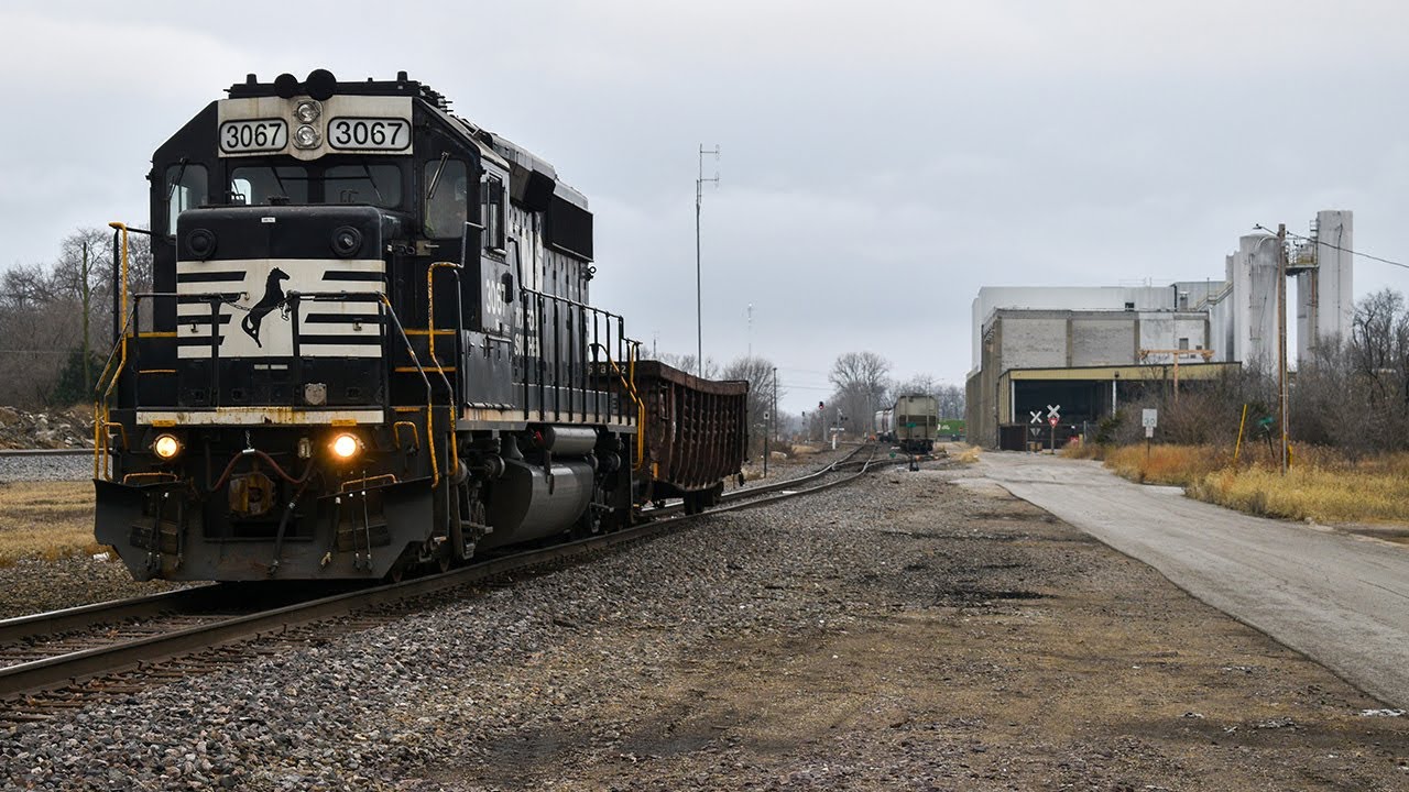 Former Conrail GP40-2 In Charge Of NS D76 - YouTube