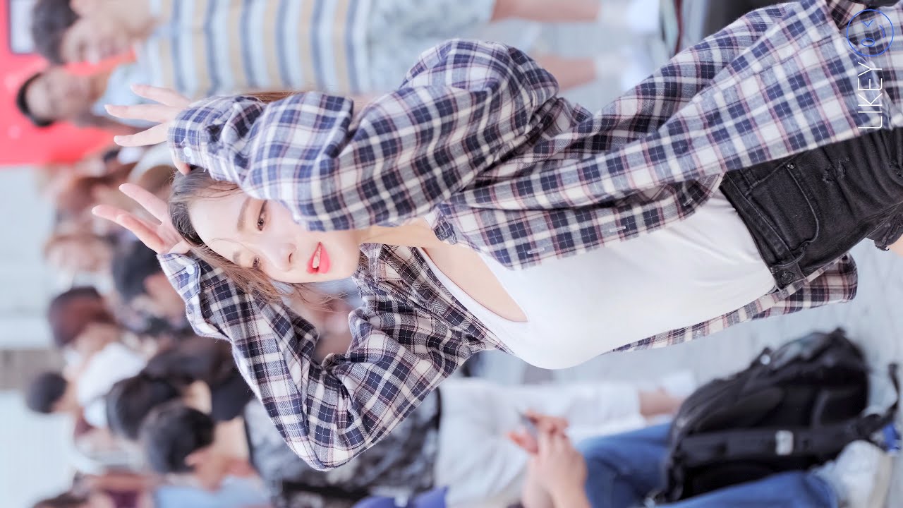 190828 클락 정인 Clock Jeongin #07 달라달라 @홍대버스킹 4K 60P 직캠 by LIKEY - YouTube