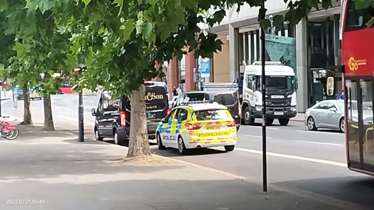 Metropolitan police pulling over a vehicle. - YouTube