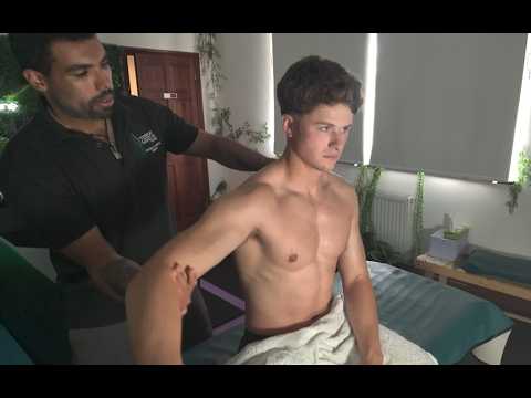 Louis lässt seine Brust nach hartem Gym-Training lockern - Mikes Sports Massage