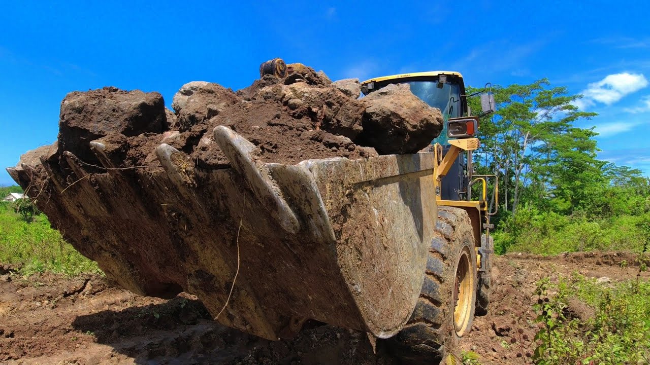 Heavy Equipment Machines Wheel Loaders works Hauling Rock - Machines ...