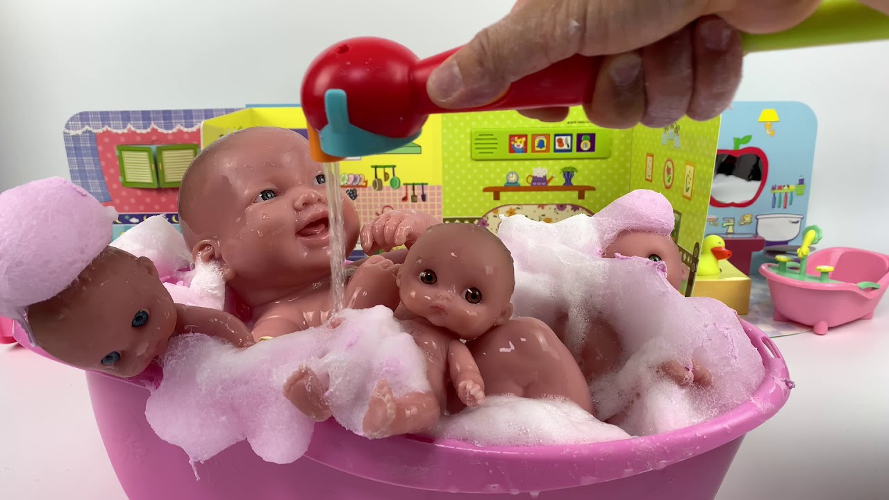 Baby dolls and little girls shower start a bubble baths - YouTube