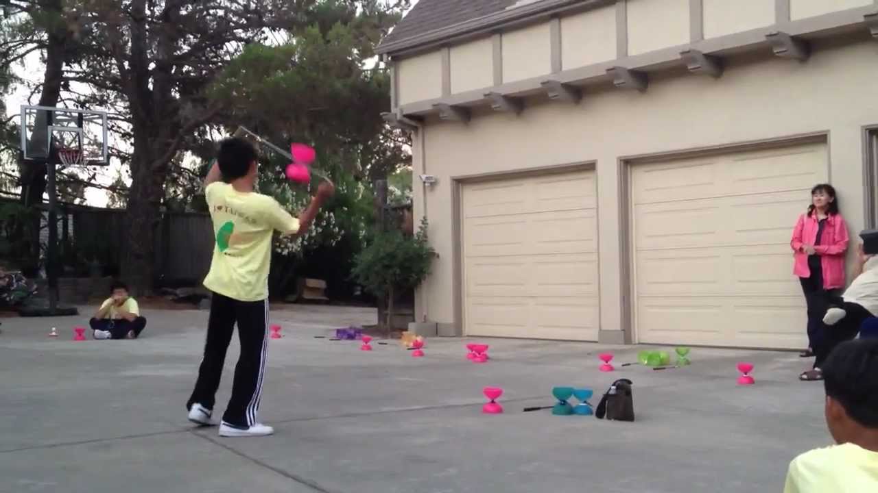 Amazing Simulatenous 3 Diabolo Performance - Champion Three Chinese ...