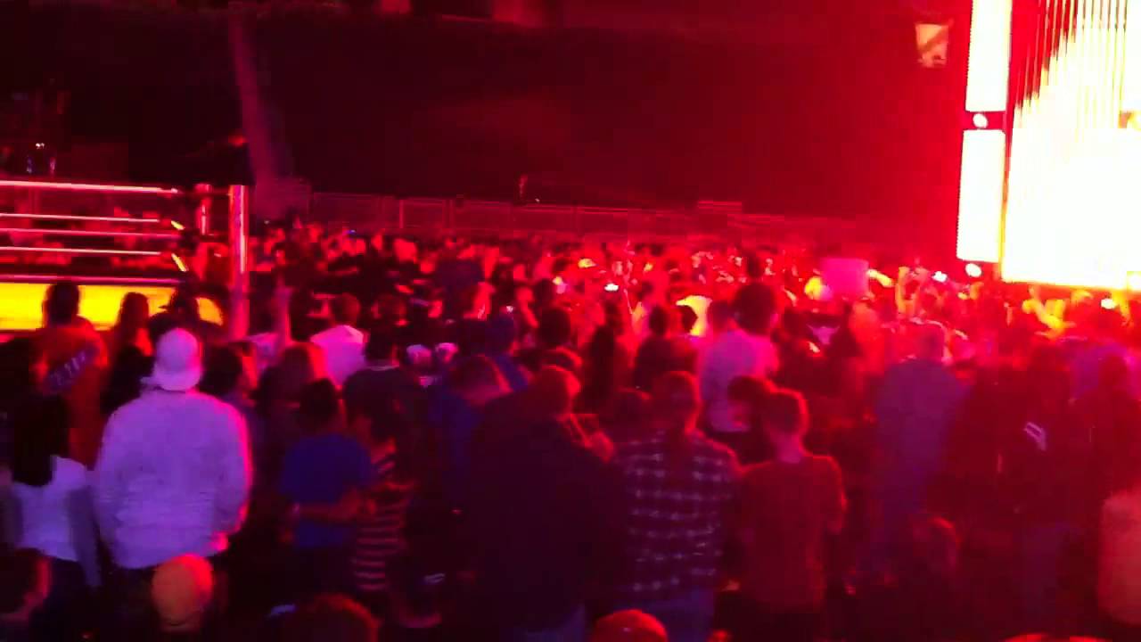 WWE KANE ENTRANCE ON SMACKDOWN 2-5-13 - YouTube
