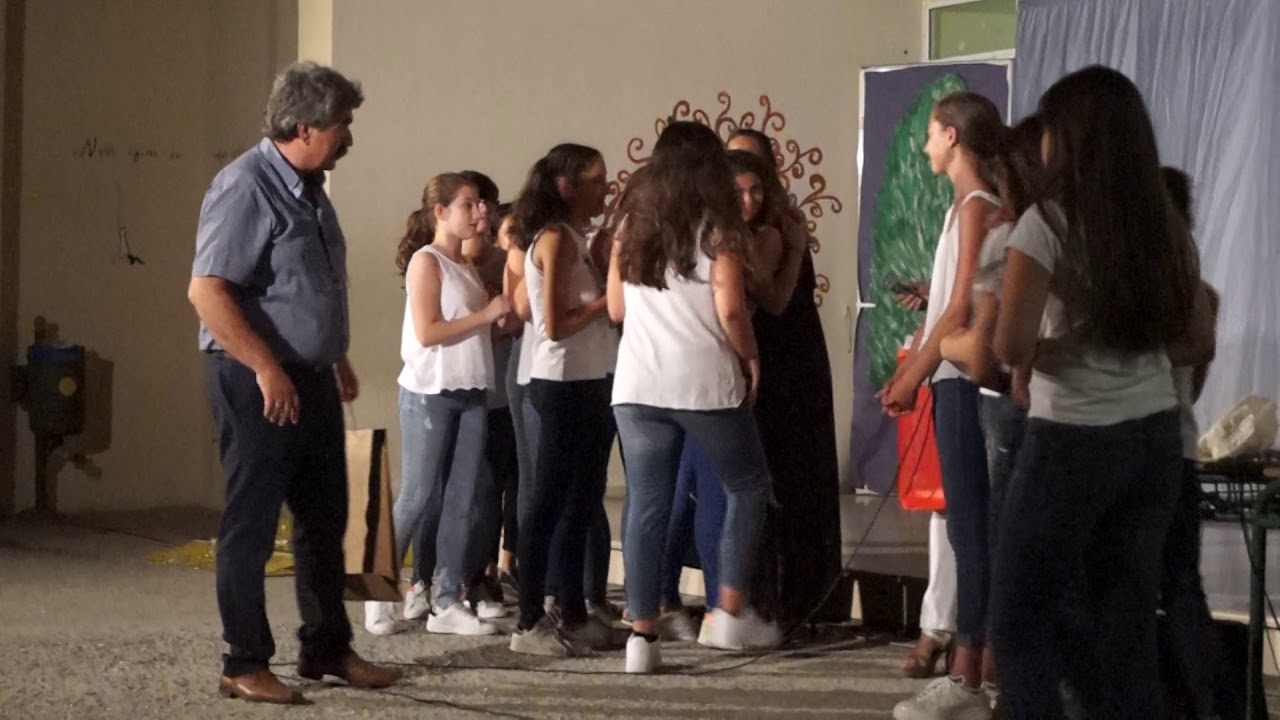 Η ώρα τους αποχαιρετισμού των μαθητών της ΣΤ΄τάξης - YouTube