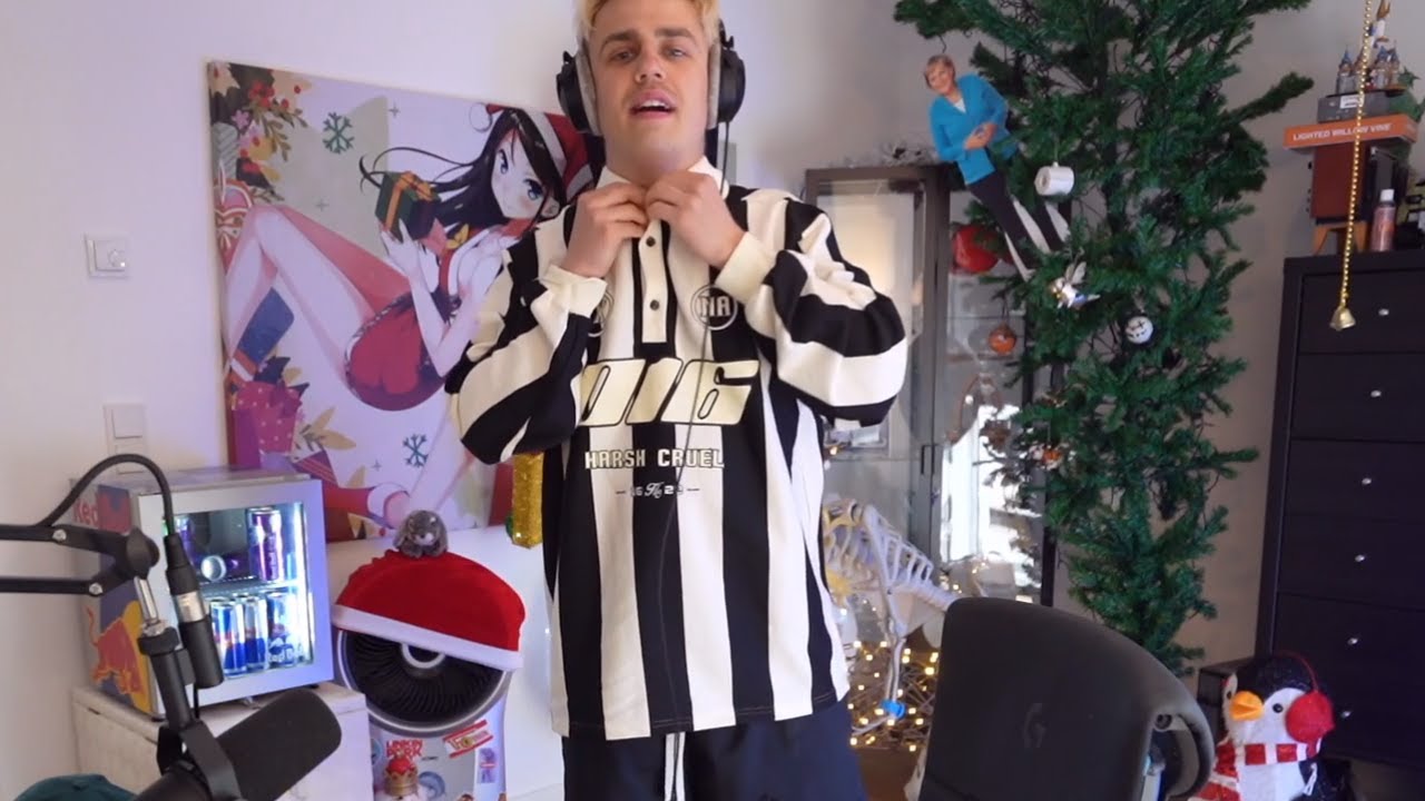 Kevin wird mit DIESEM Outfit zum Schiedsrichter!😅😂 - YouTube