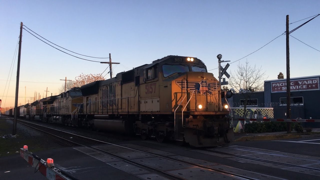 UP 5157 Leads a Northbound Manifest through Eugene, OR. - YouTube