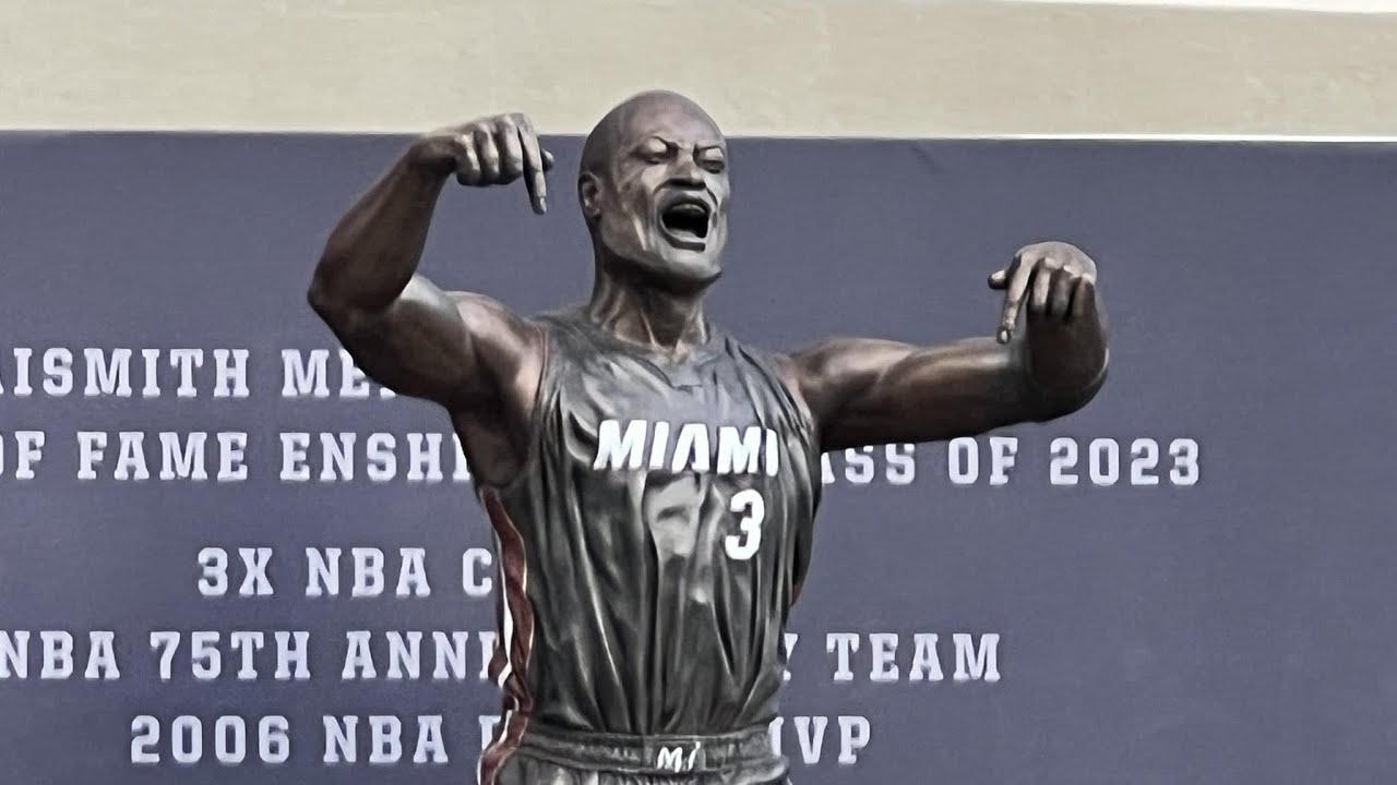 Dwayne Wade Statue is horrible 🤦🏾‍♂️👎🏾 #DwayneWade #nba #miamiheat ...