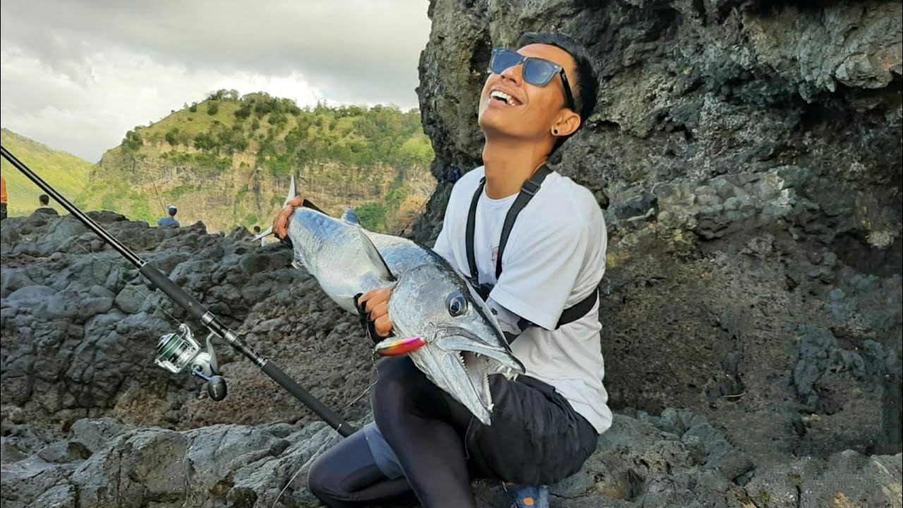 ikan monster barracuda on rock shore fishing bali island - YouTube