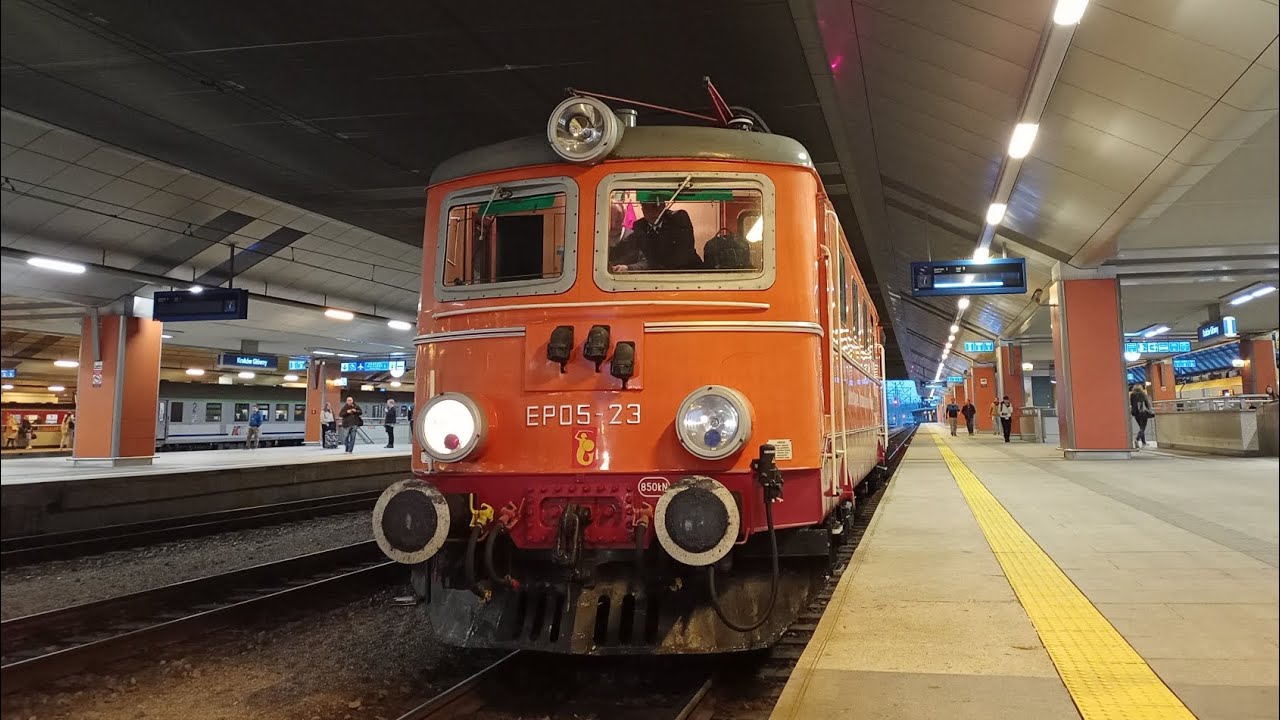 EP05-23 "Czesio" na stacji Kraków Główny. - YouTube