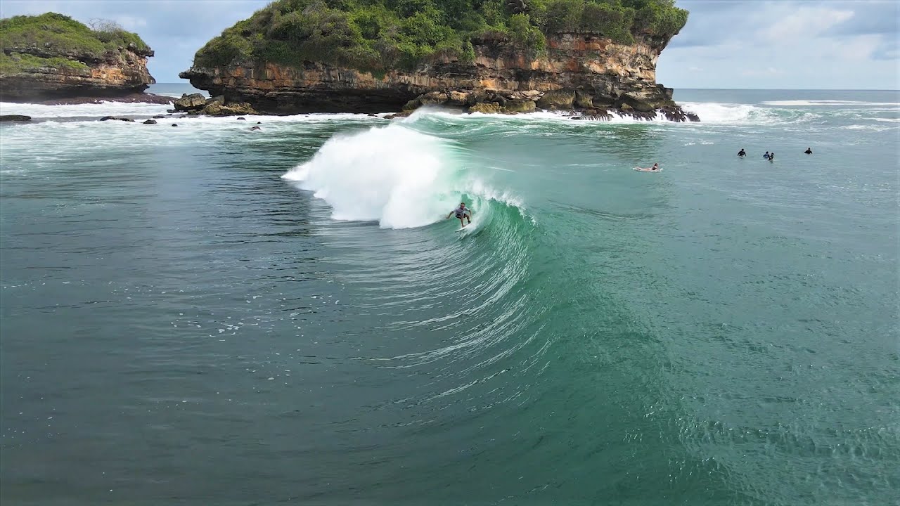 Short Intense Tubes - Surfing Java - YouTube