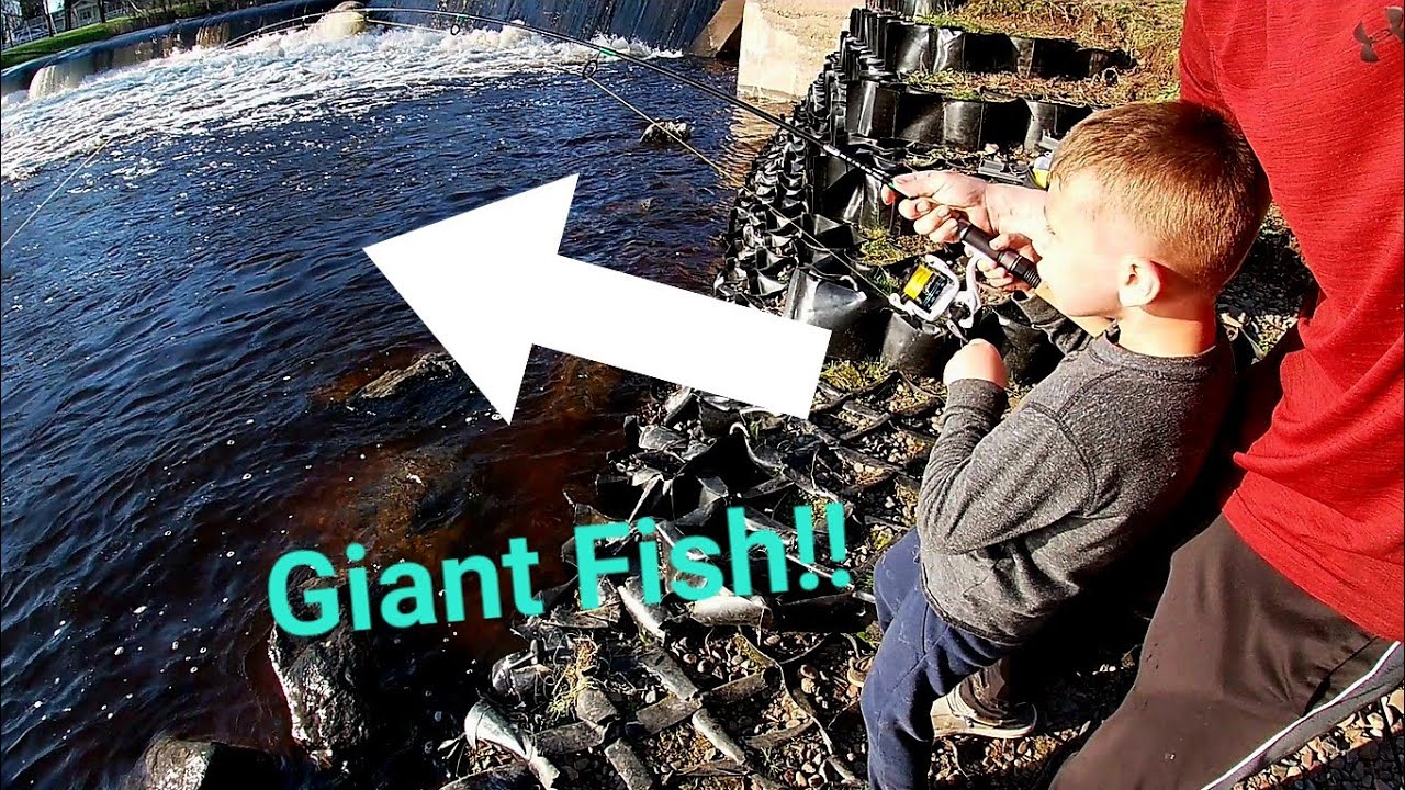 Carter Hooks Up With A River Monster!!! - YouTube