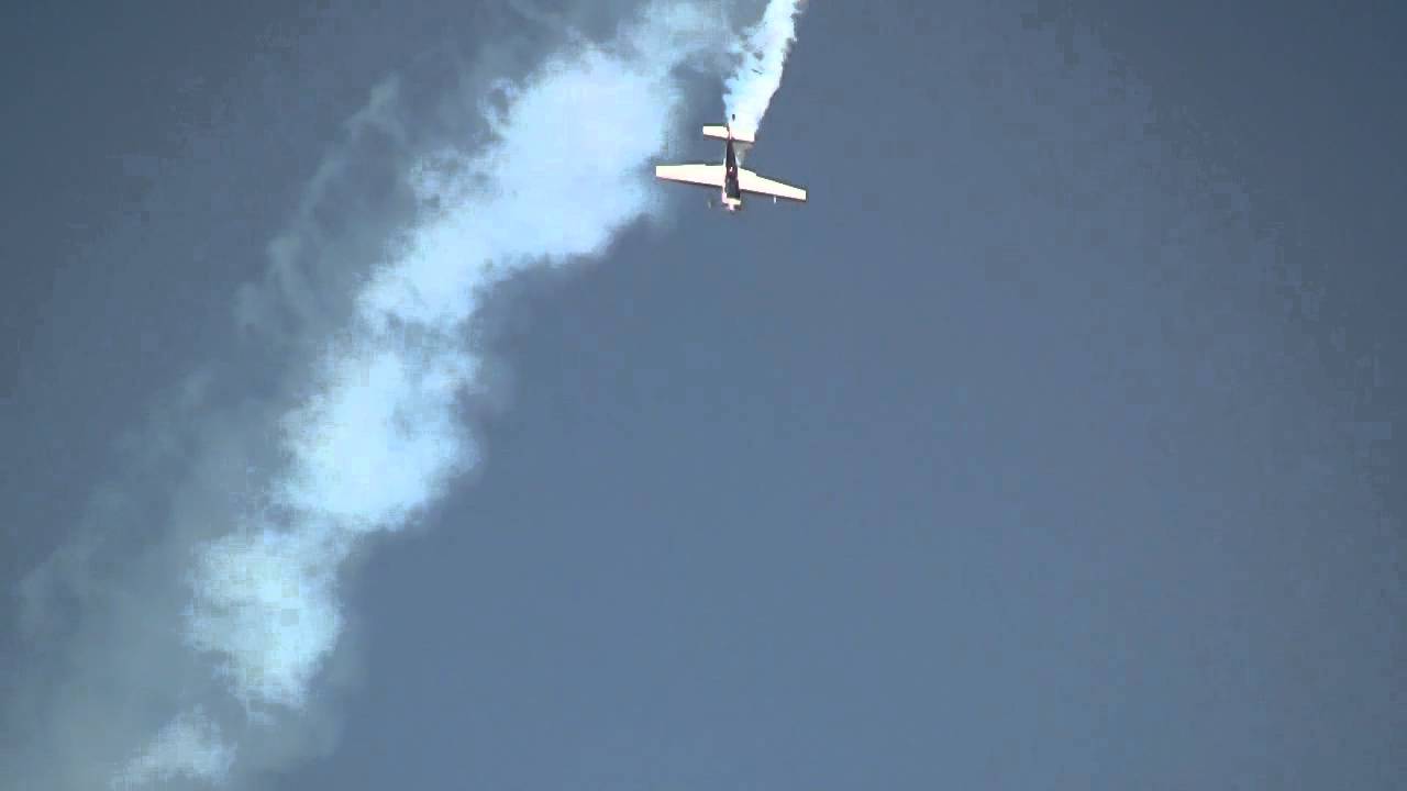 Edge 360 flying at the Sunderland International Airshow 2011 - YouTube