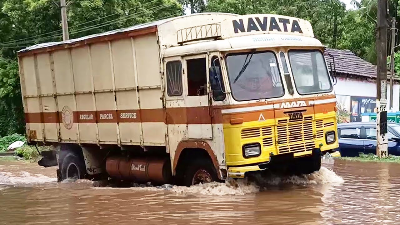 Fully Loaded Larry Truck are Going in Flood | Lorry Videos | Truck ...