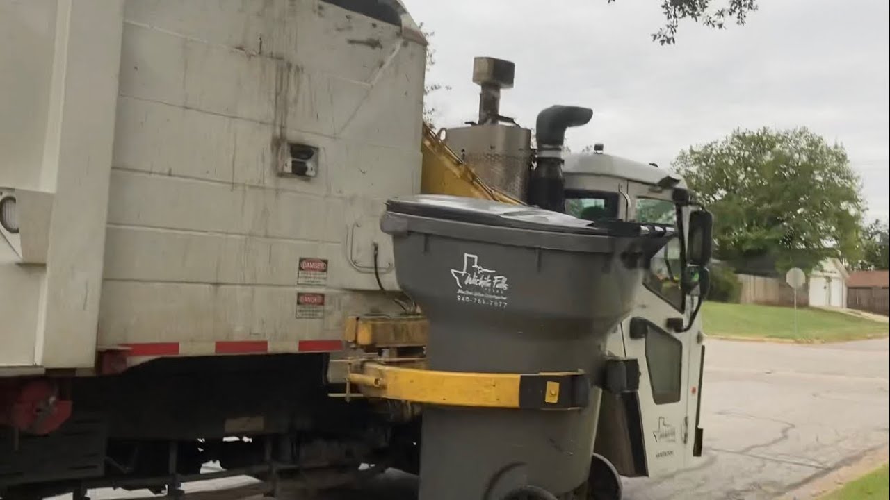 Mack LR Heil Python On A Cold Windy Day - YouTube