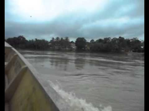 Chimbando el río Pachitea - provincia Puerto Inca - región Huánuco ...