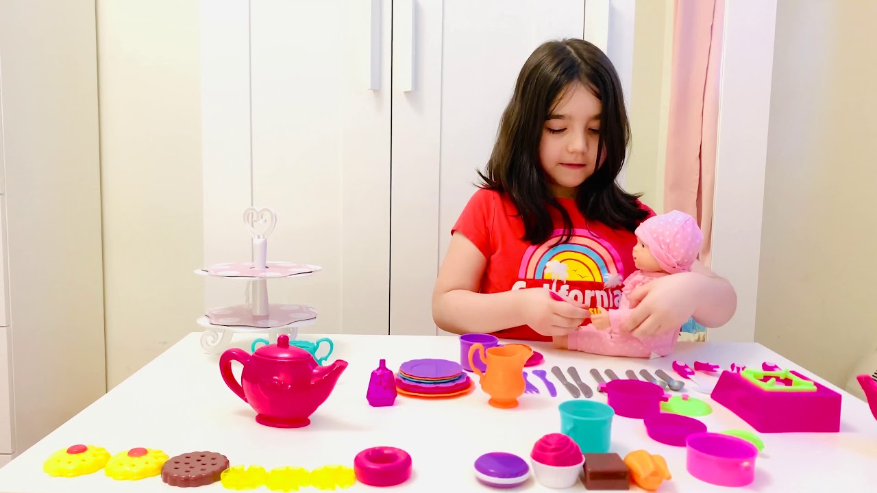 Sham feeding the baby /شام لعب مع الدمية بالالعاب - YouTube