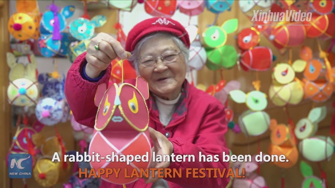 Chinese craftswoman makes rabbit-shaped lantern in 100 seconds - YouTube