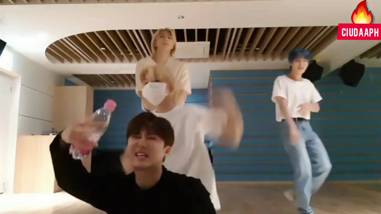 Changbin rapping "Cypher" LIVE. - YouTube