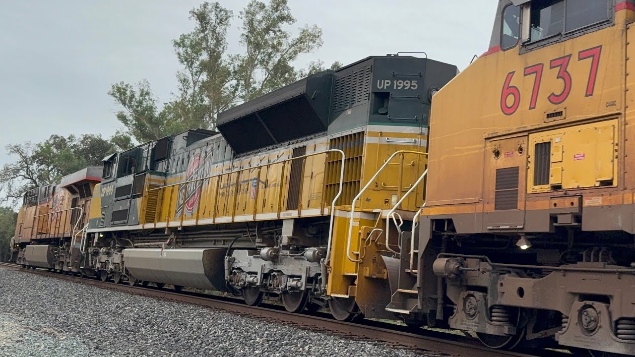 UP 8644 leads a power move with UP 1995 CNW heritage units - YouTube