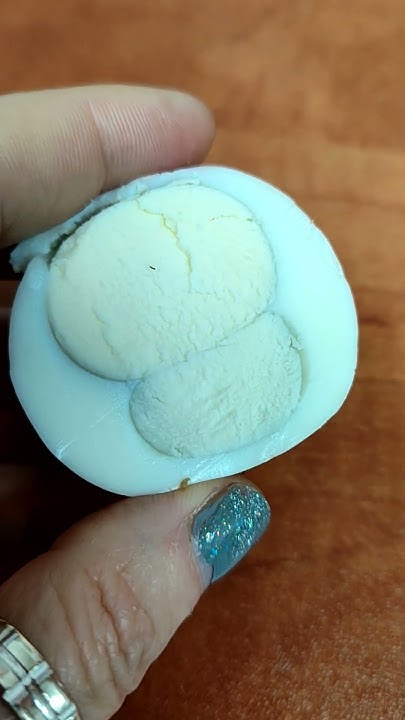 яйцо с двумя желтками 😋 разве не ЧУДО 🤔 ביצה עם שתי חלמונים 😋 two yolks ...