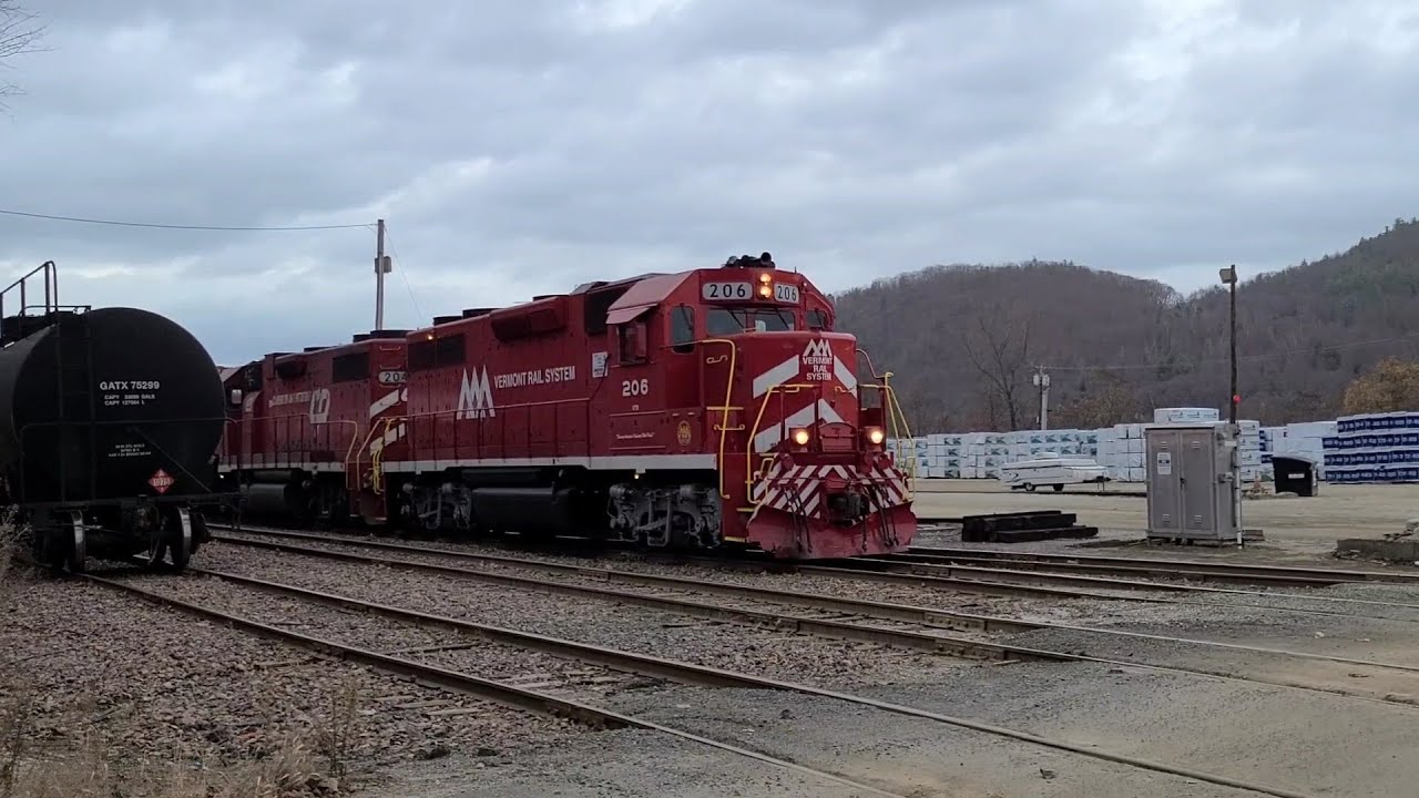 VRS/VTR 205 leading 263 into steamtown yard with a hornshow - YouTube