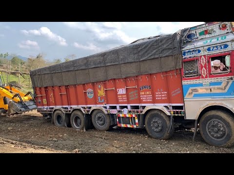Tata 3718 lpt 14 wheeler truck struggling to climb , rescued by JCB ...