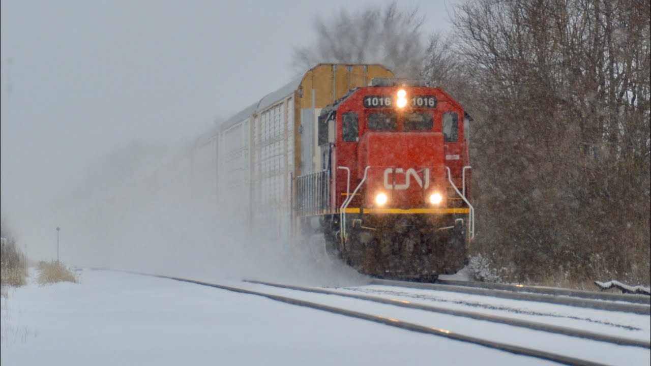 CN 1016 (ex IC SD70) leads Q116 solo - YouTube
