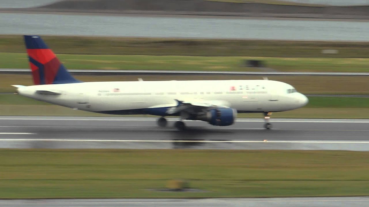Delta Airlines Airbus A320-211 [N326US] landing in PDX - YouTube