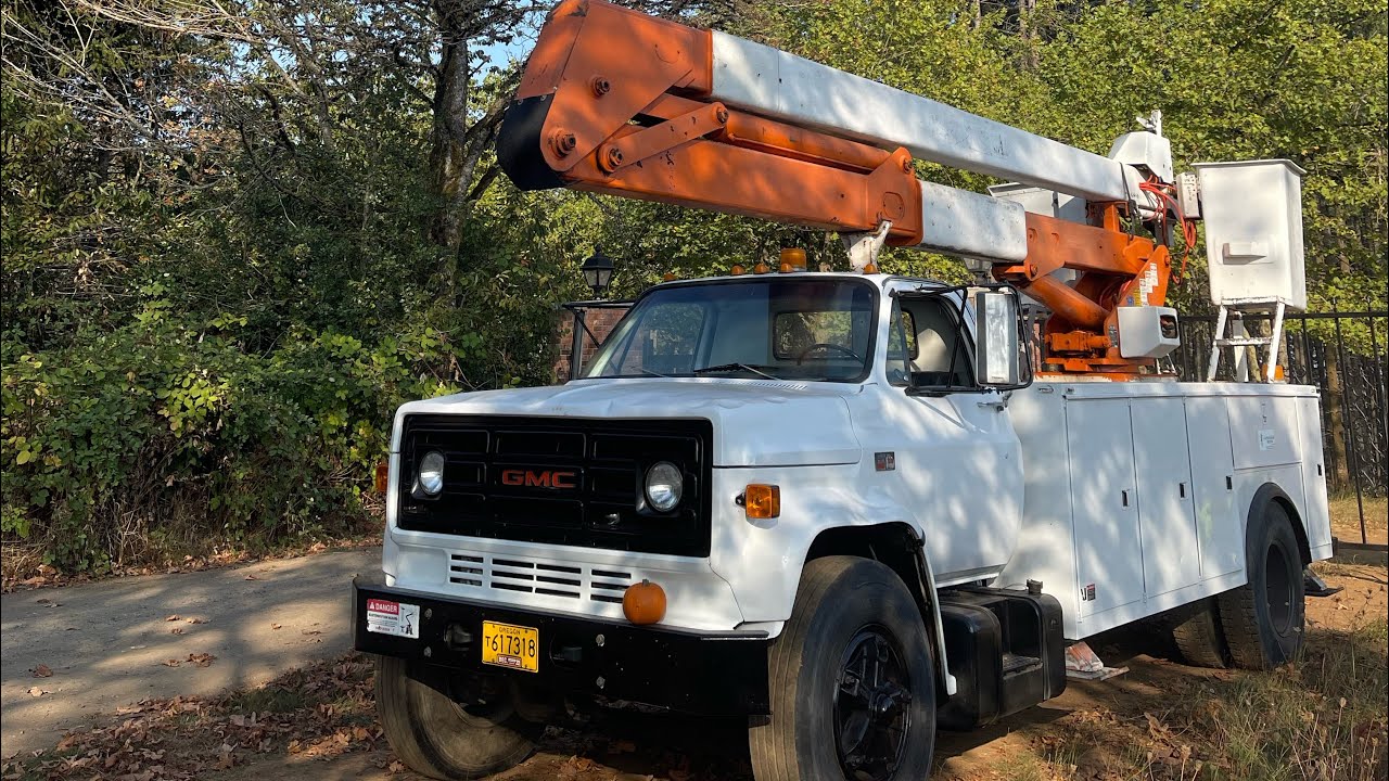 BUCKET TRUCK SETTING OUTRIGGERS DISTANCE - YouTube